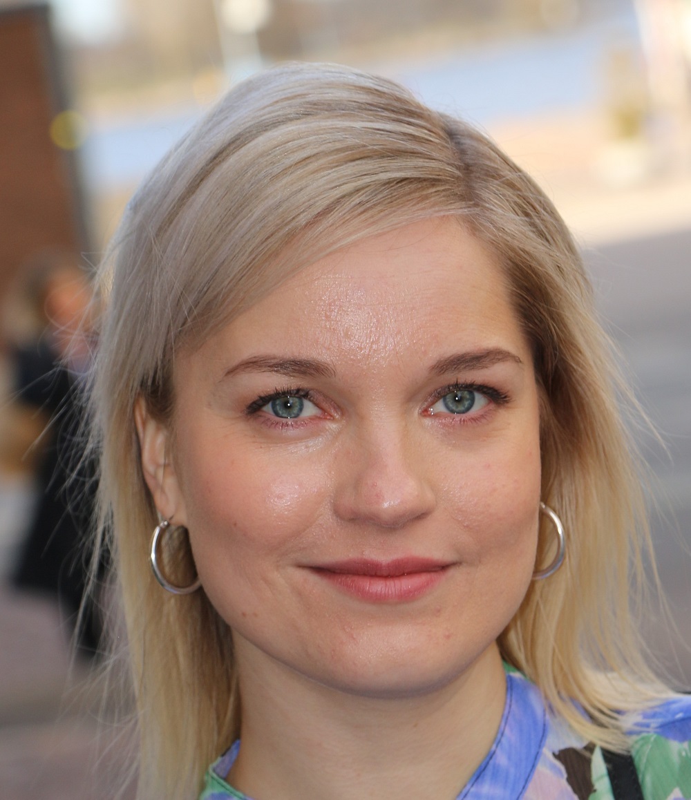 Näyttelijä Anna Böhm lukee lapsuuden suosikkikirjoja äänikirjoiksi ...