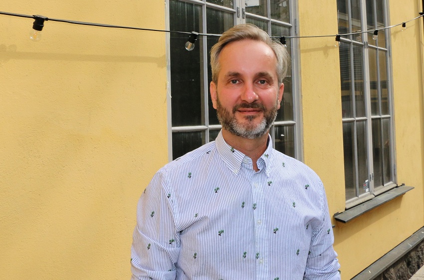 Kesävieras: Samuli Valkama ohjasi Antti Tuomaisen menestyromaanista tv ...