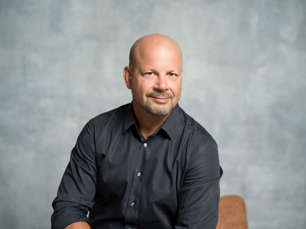 VIP-erikoismies Jussi Lehtinen teki valtaisan etikettivirheen pyytäessään nimikirjoitusta Lewis ...