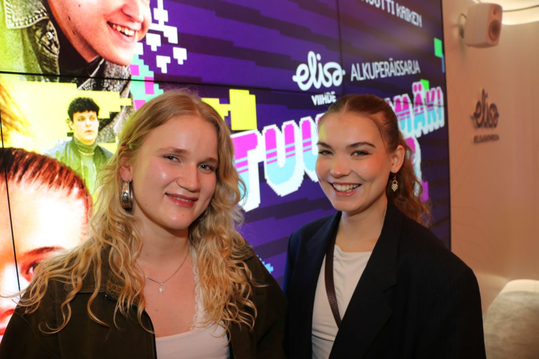 Tuurenmäki 98 -sarjan nuoret tähdet Saimi Kahri ja Iina Nyländen ...